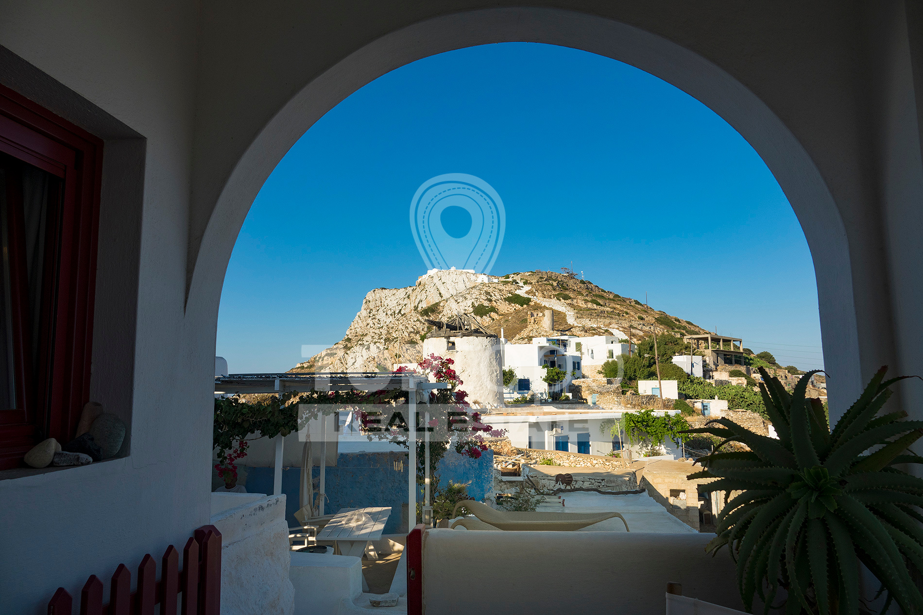 TP476. Sikinos island: Two-storey traditional house in Kastro – TopTopo